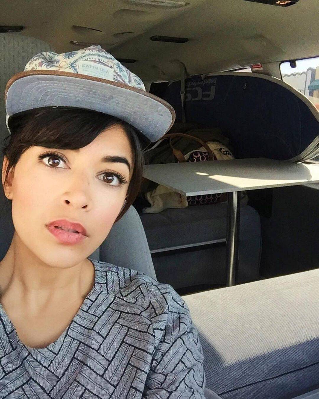 Hannah Simone | Scrolller