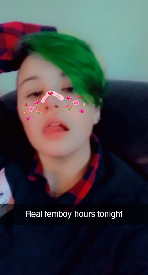 Happy femboy Friday! He/him please ( ♡‿♡) | Scrolller