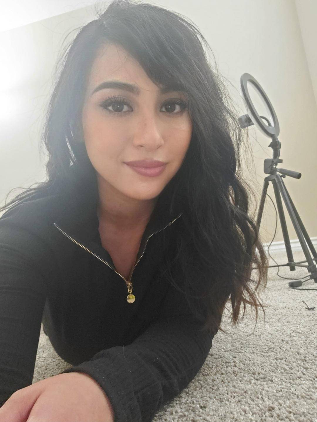 Happy Friday 💞 Any fun weekend plans? (F23) | Scrolller