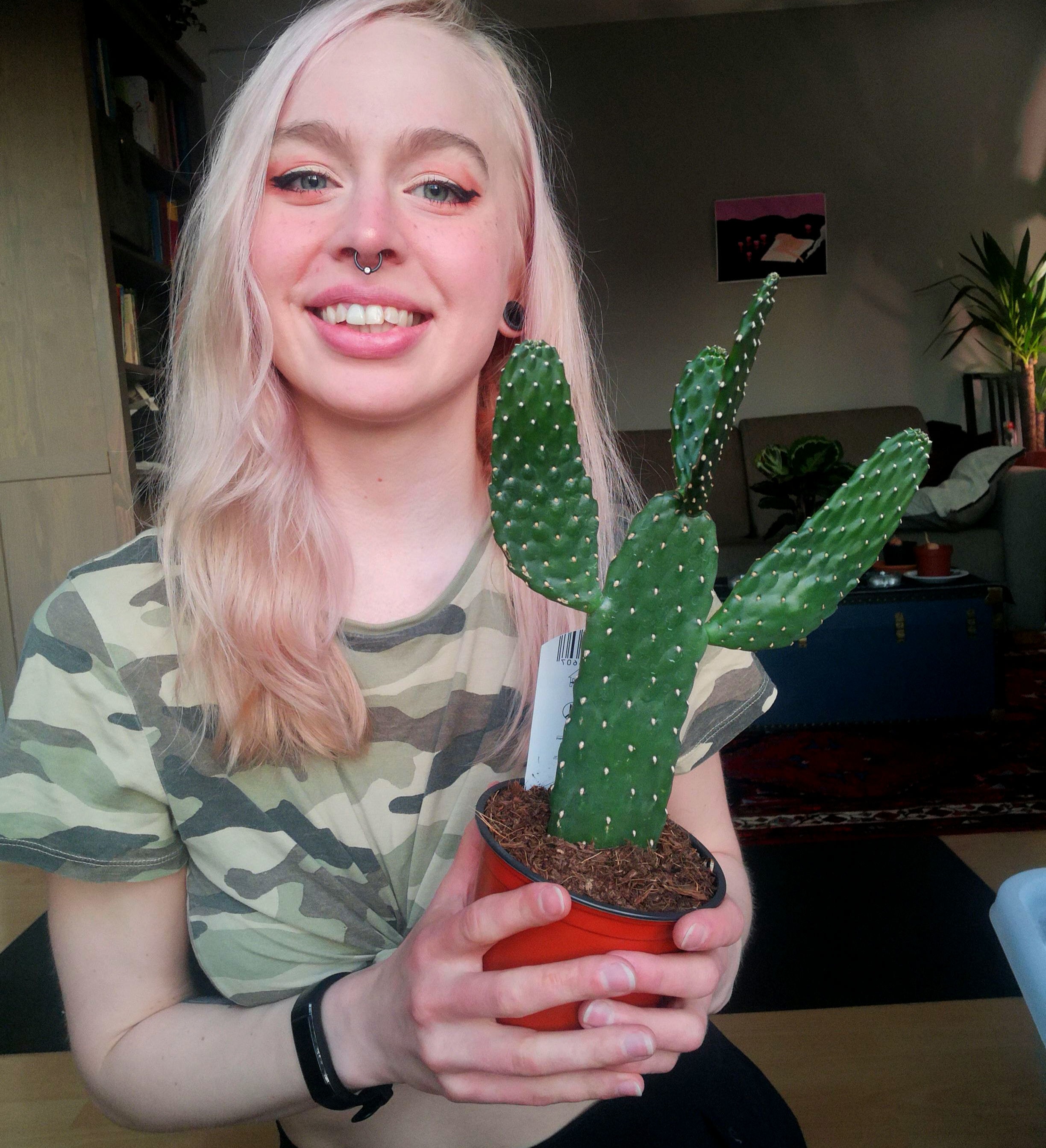 Happy Friday from me and my new cactus 🌵 | Scrolller