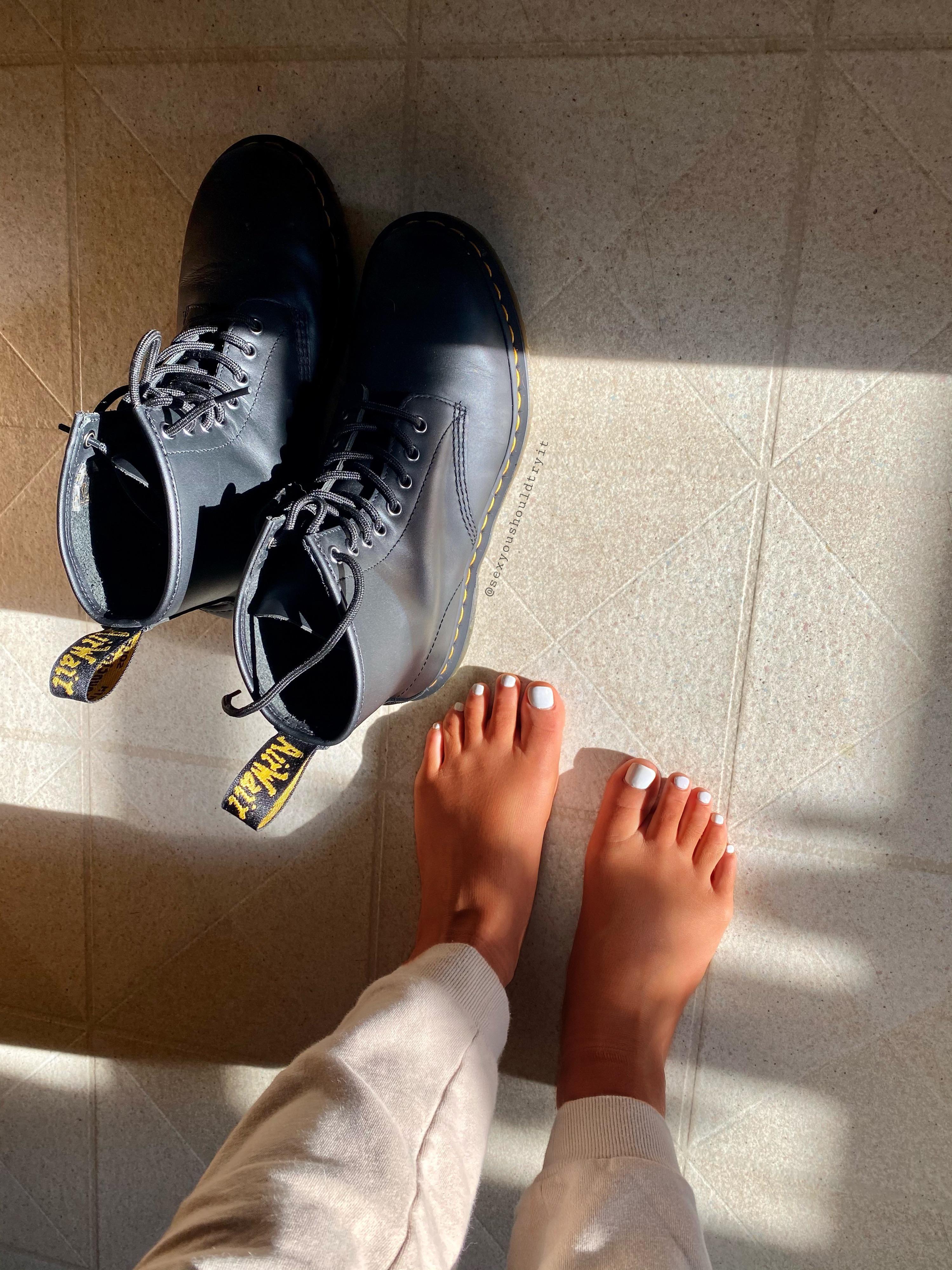 Happy Thursday From My Glowing Feet Scrolller