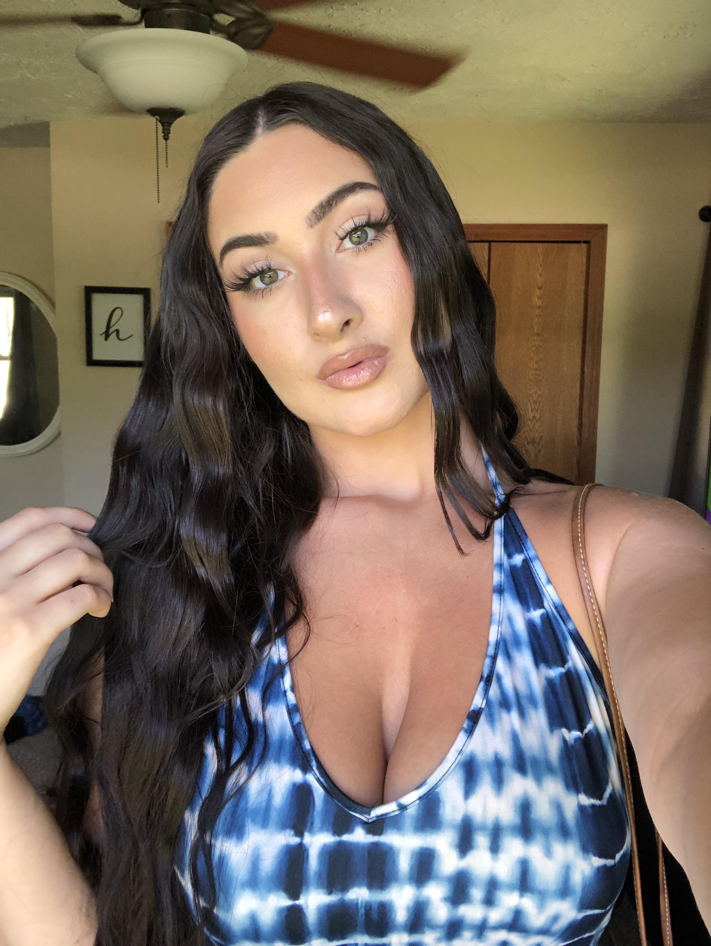 happy thursday 💗 22F | Scrolller