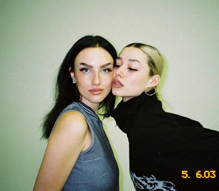 Hat wer Bock auf ein lesbian RP zwischen Jana und Robin? Dm | Scrolller