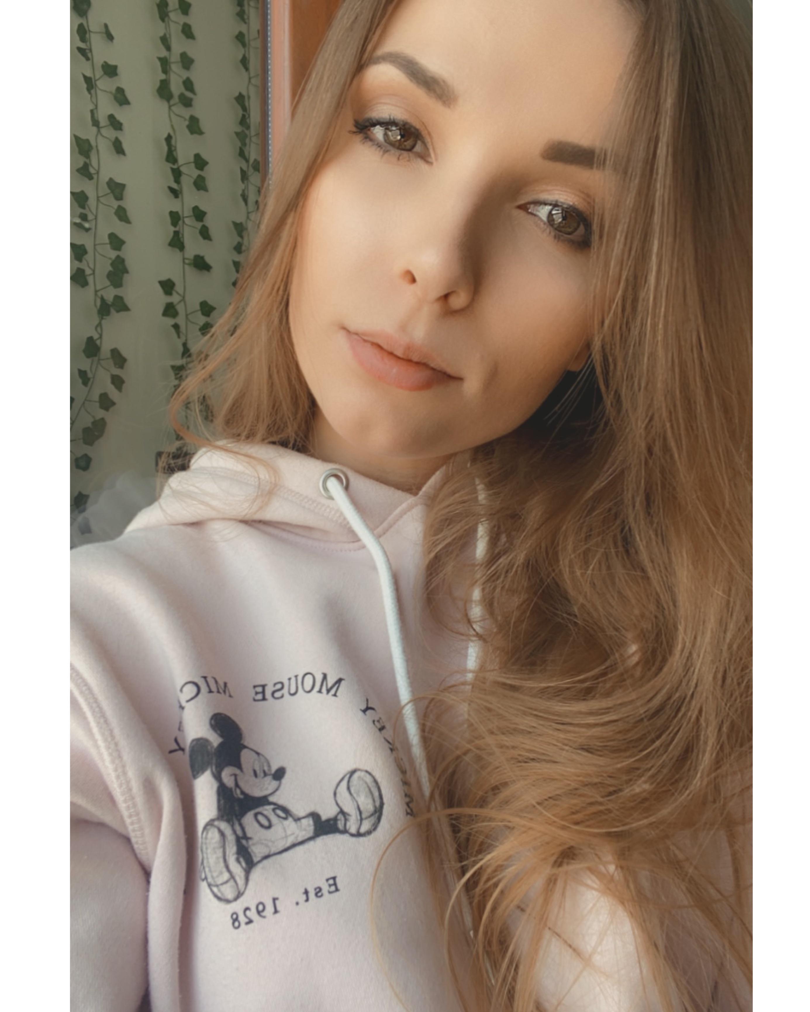 Have a good day 💋 | Scrolller