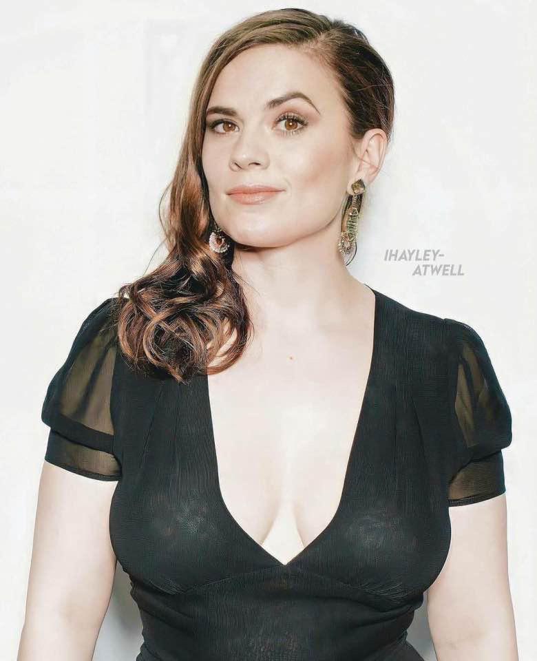 Hayley looks so damn cheeky… | Scrolller