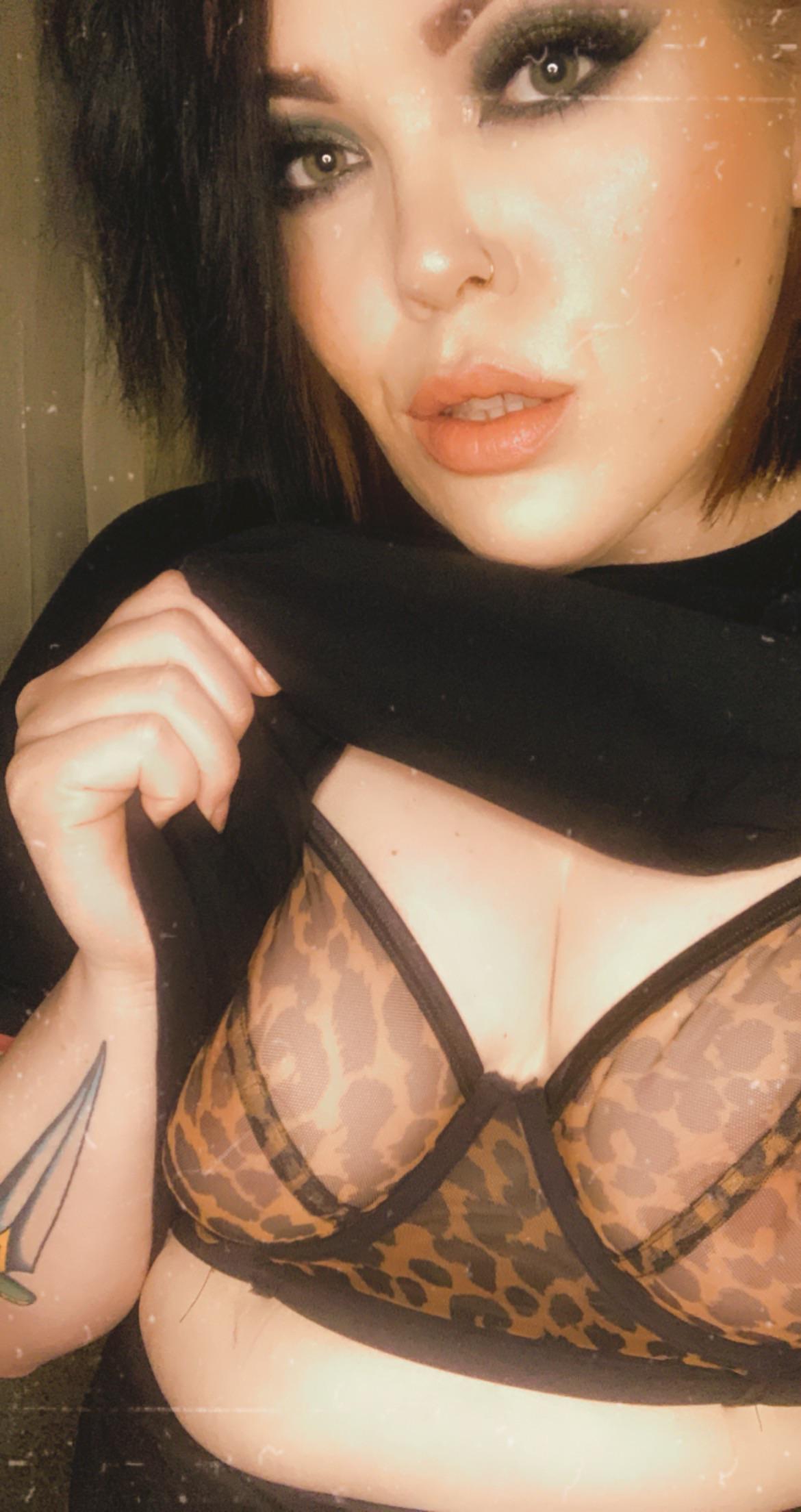 Hazel eyes and a cheeky flash 🖤 | Scrolller