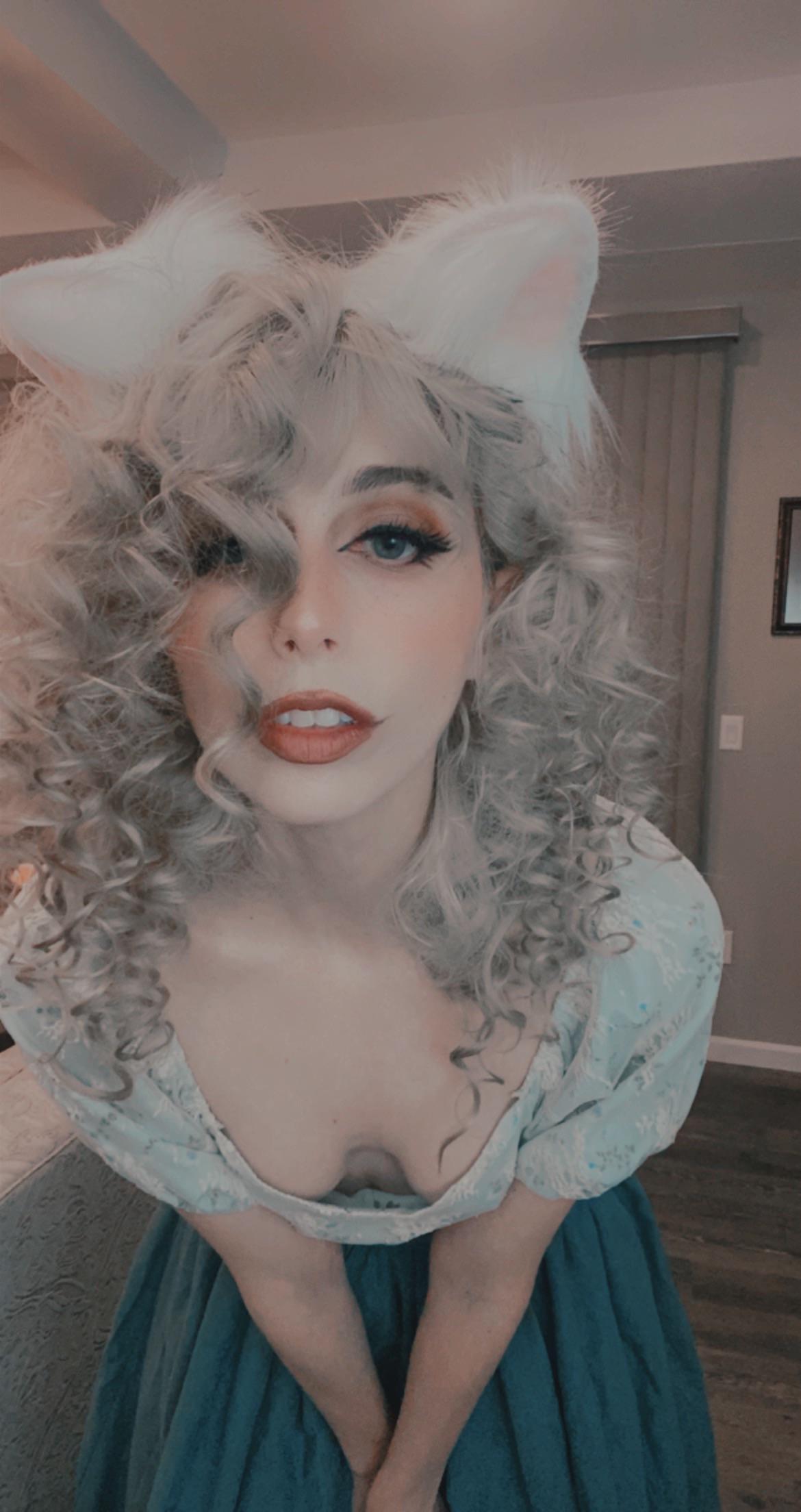 Head pats plz | Scrolller