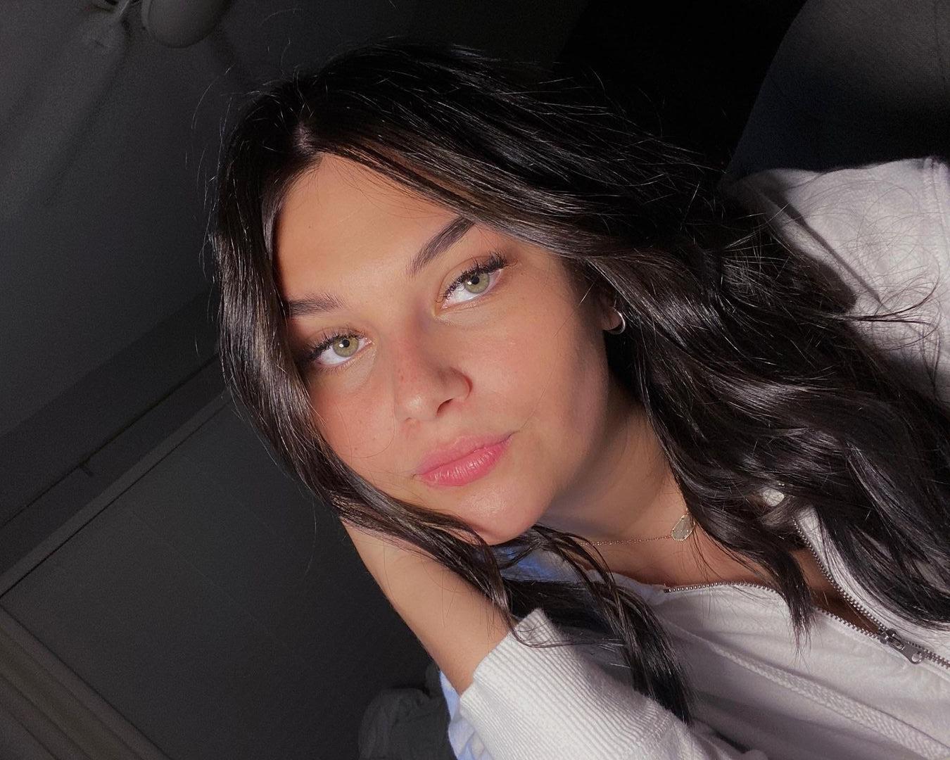 Head Tilt | Scrolller