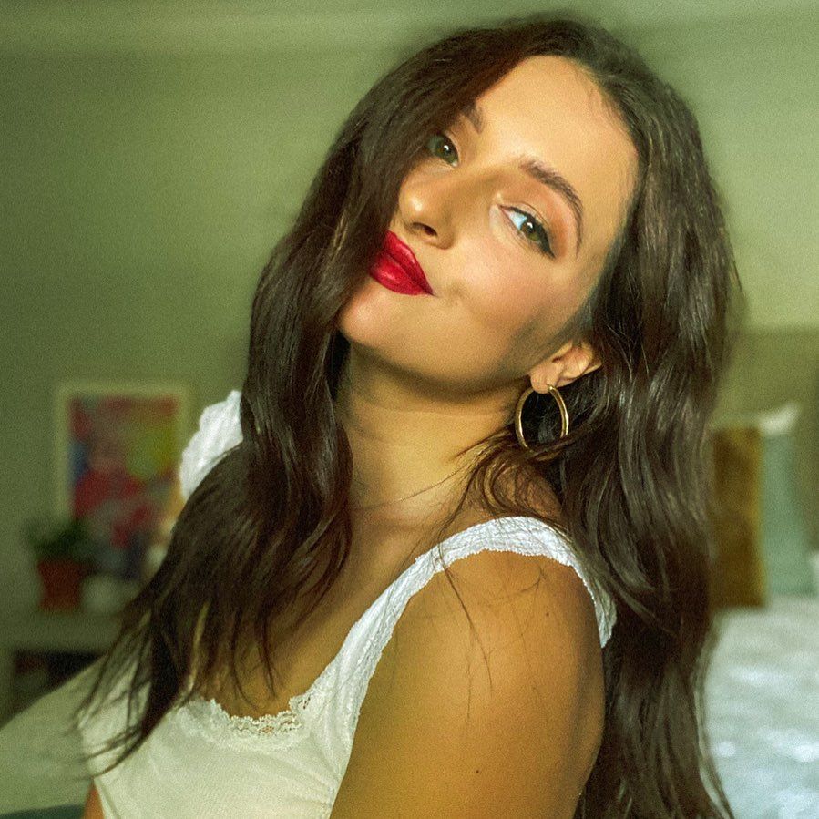 Head Tilt | Scrolller