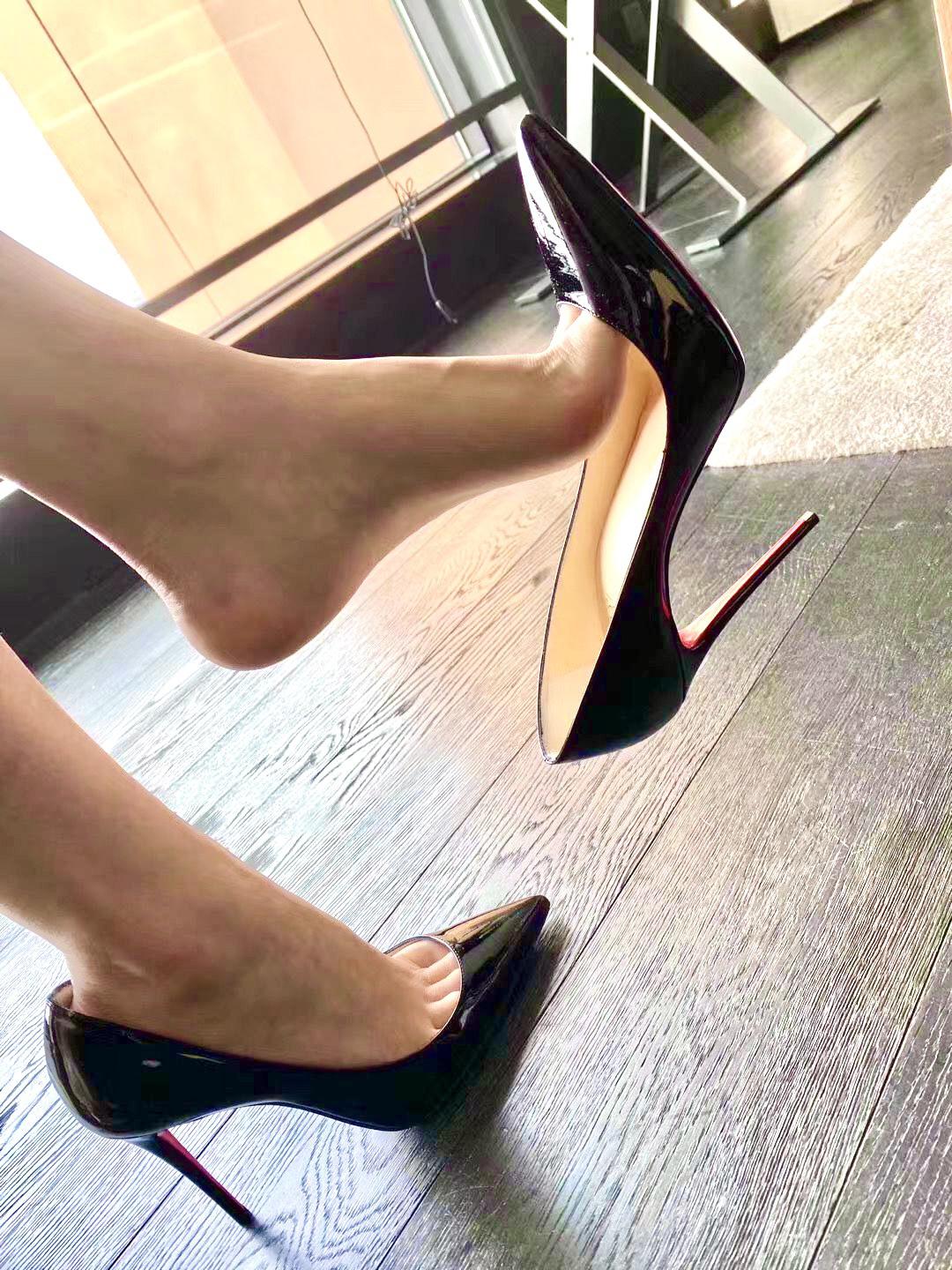 Heel ️ | Scrolller