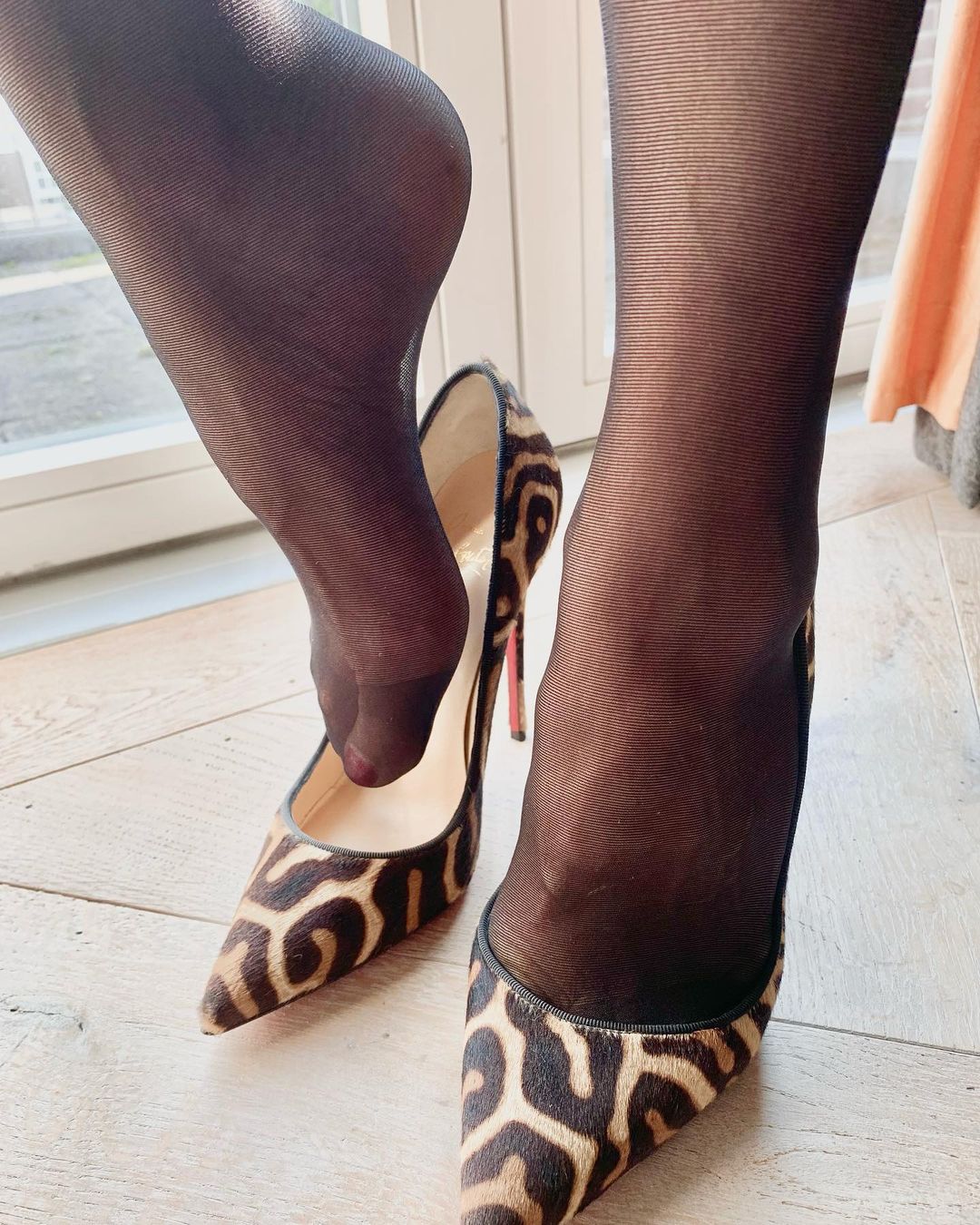 Heels, Nylons & Feet | Scrolller