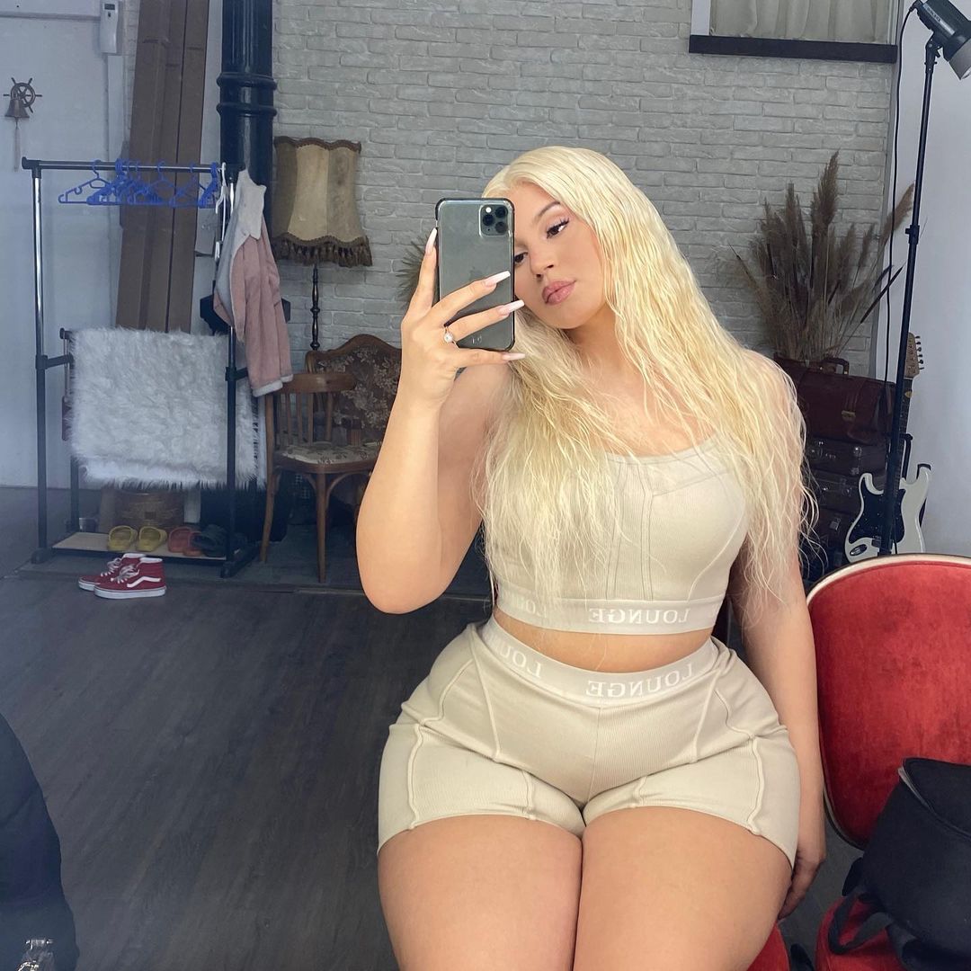 Hefty sitting.. | Scrolller