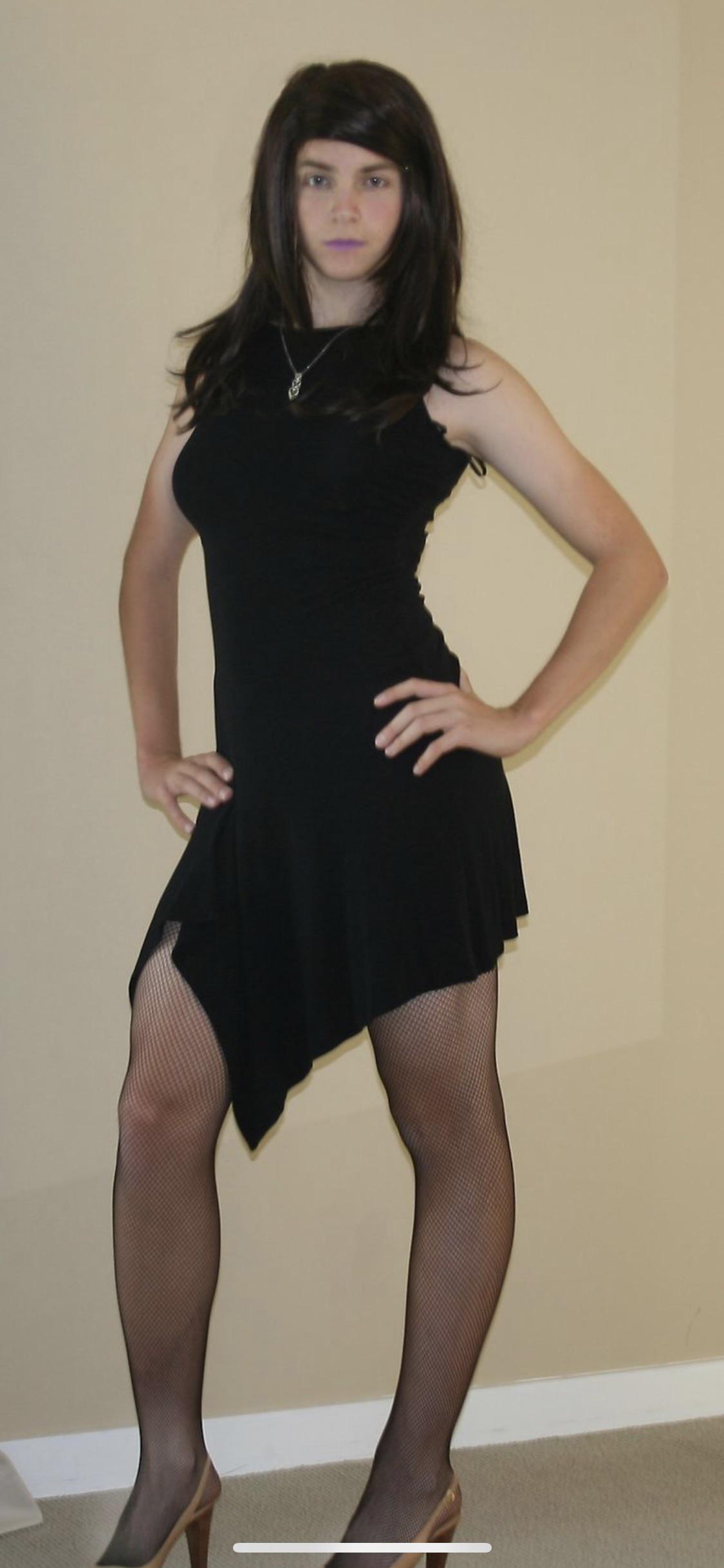 Hello boys 😘 Am i enough girly ? 😘😘 | Scrolller