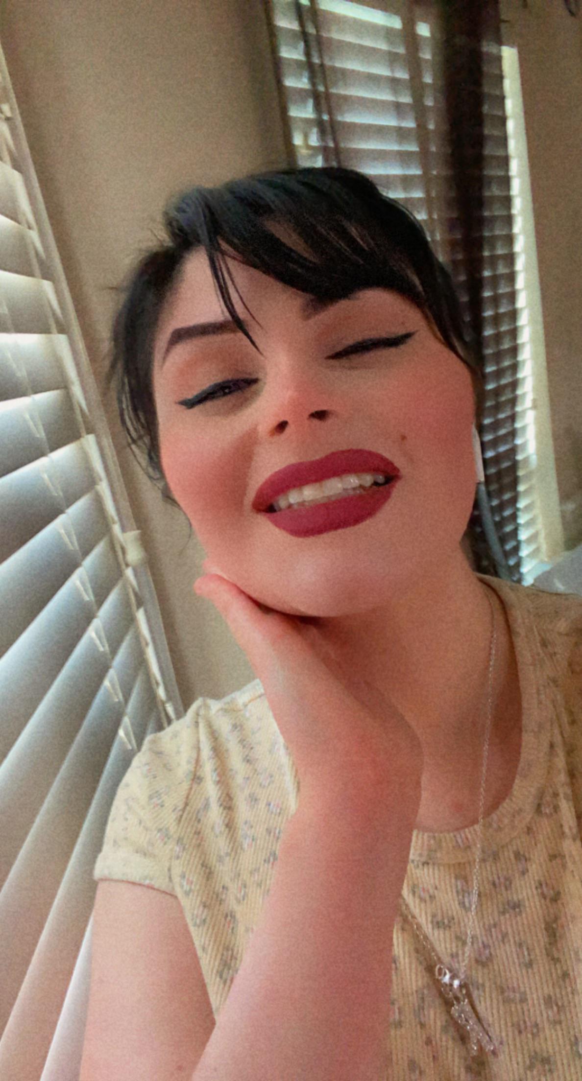 Hello everyone! having a good day! felt cute! xx (F20) | Scrolller