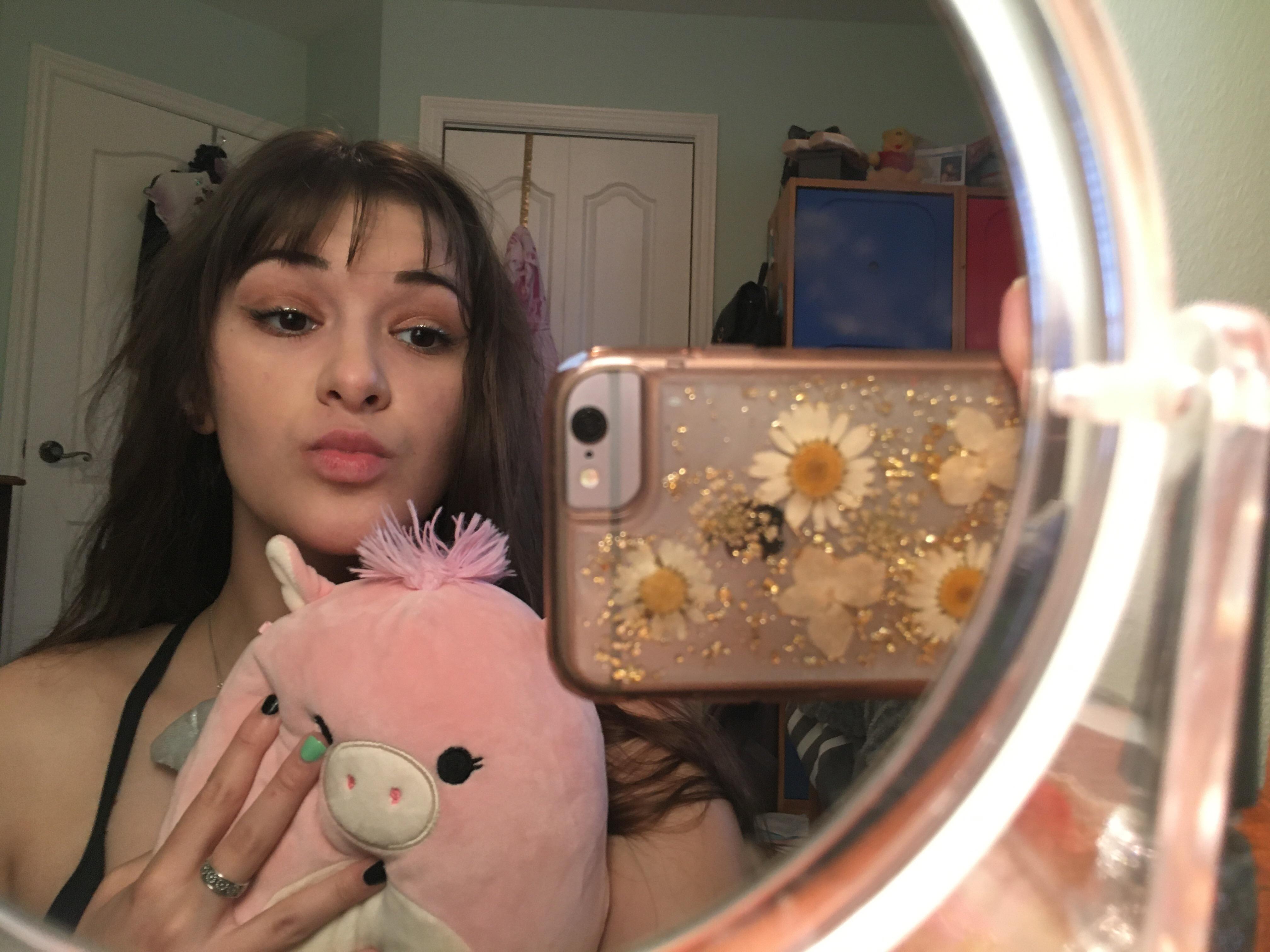 Hello! I’m pretty irrelevant here, so enjoy this photo! 😂 | Scrolller