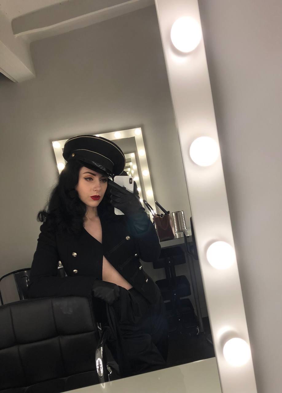 Hello! I’m your captain 🖤 | Scrolller