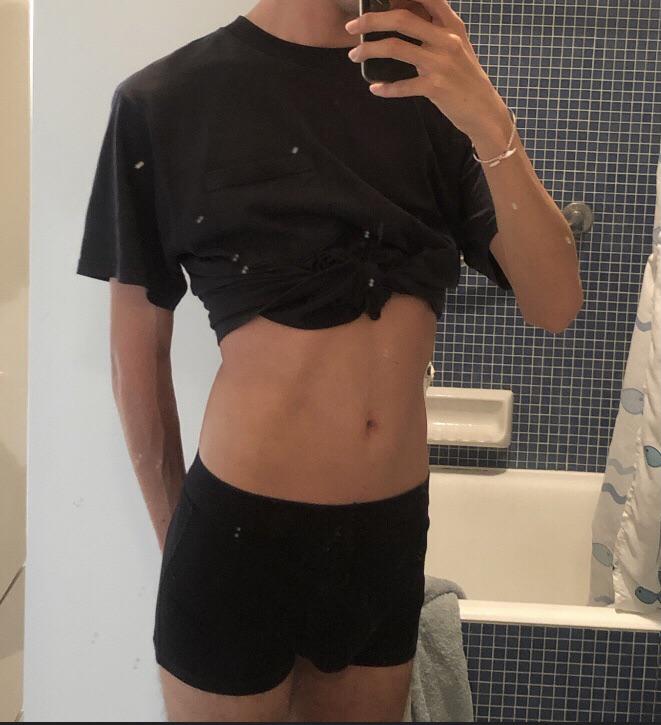 23yo non binary femboy, I want to know cute boys but I’m quite shy... I live in Paris hmu 🌸 ...