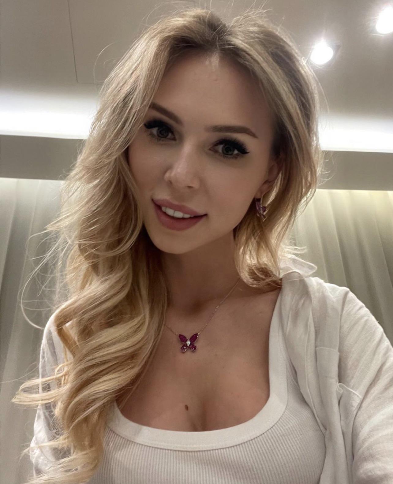 Hello Kitty [irtr] | Scrolller