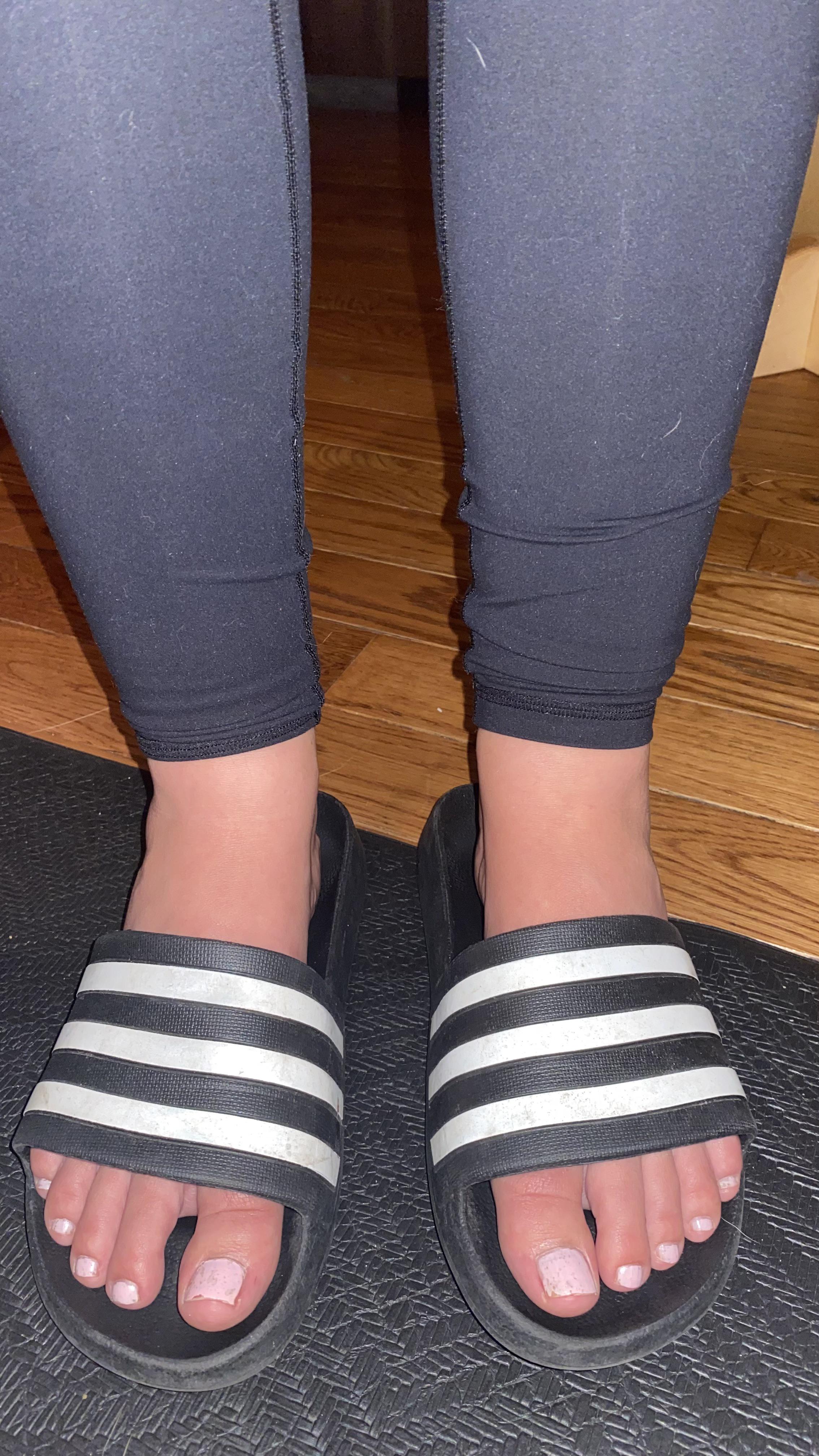 Help my swollen working mom feet | Scrolller