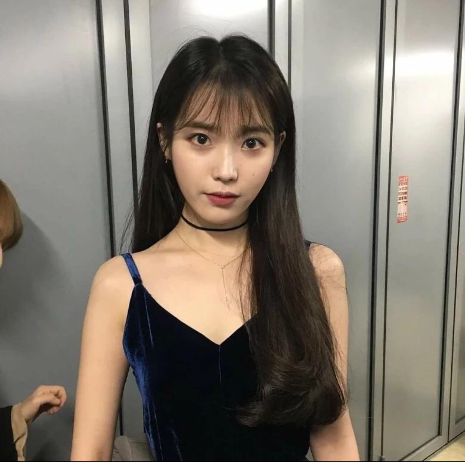 her alluring eyes look straight into your heart ️ | Scrolller