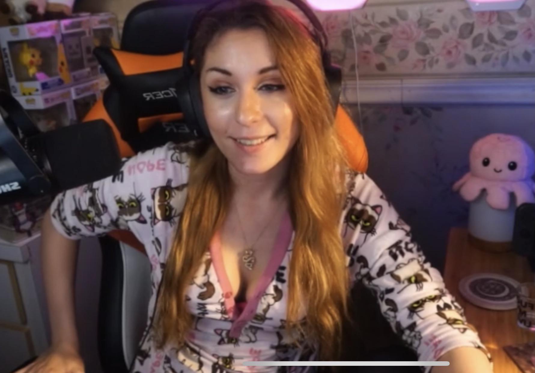 Her cleavage always looks so good | Scrolller