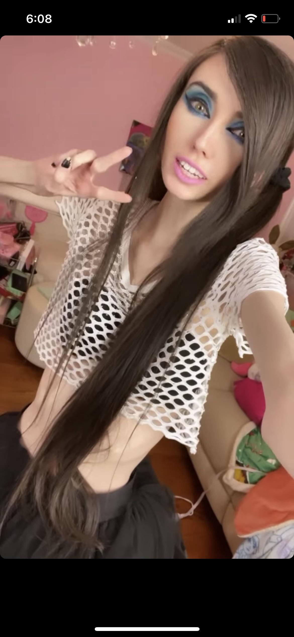 Her fingers 😞😞😭 | Scrolller