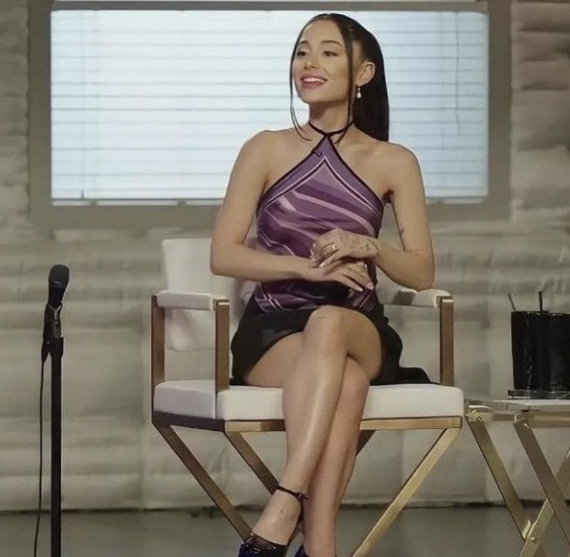 her legs and feet are my weakness 😋 | Scrolller