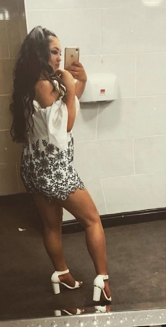 Her stomach has its own gravitational pull | Scrolller