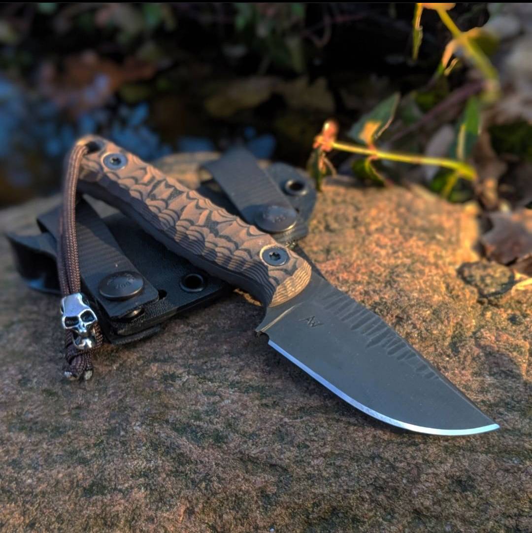 Here's a cool little blade I finished up recently. Hope you like it ...