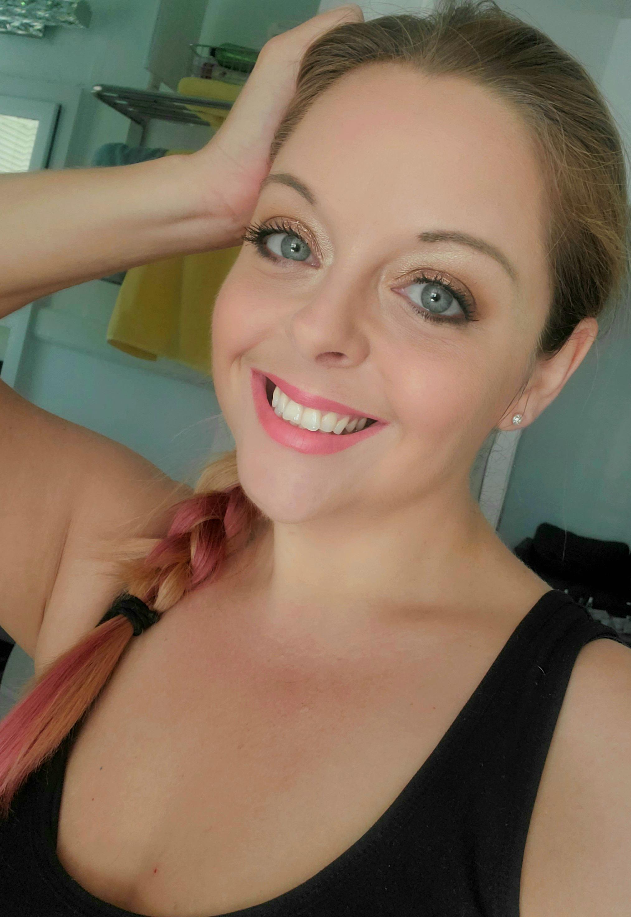 Here's the smiling on the days you don't want to the most [34F] | Scrolller