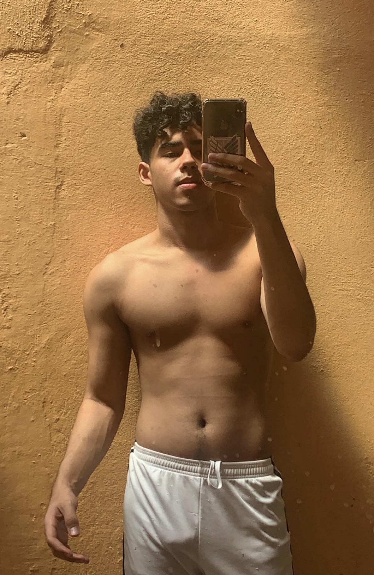 somethings peeking out | Scrolller