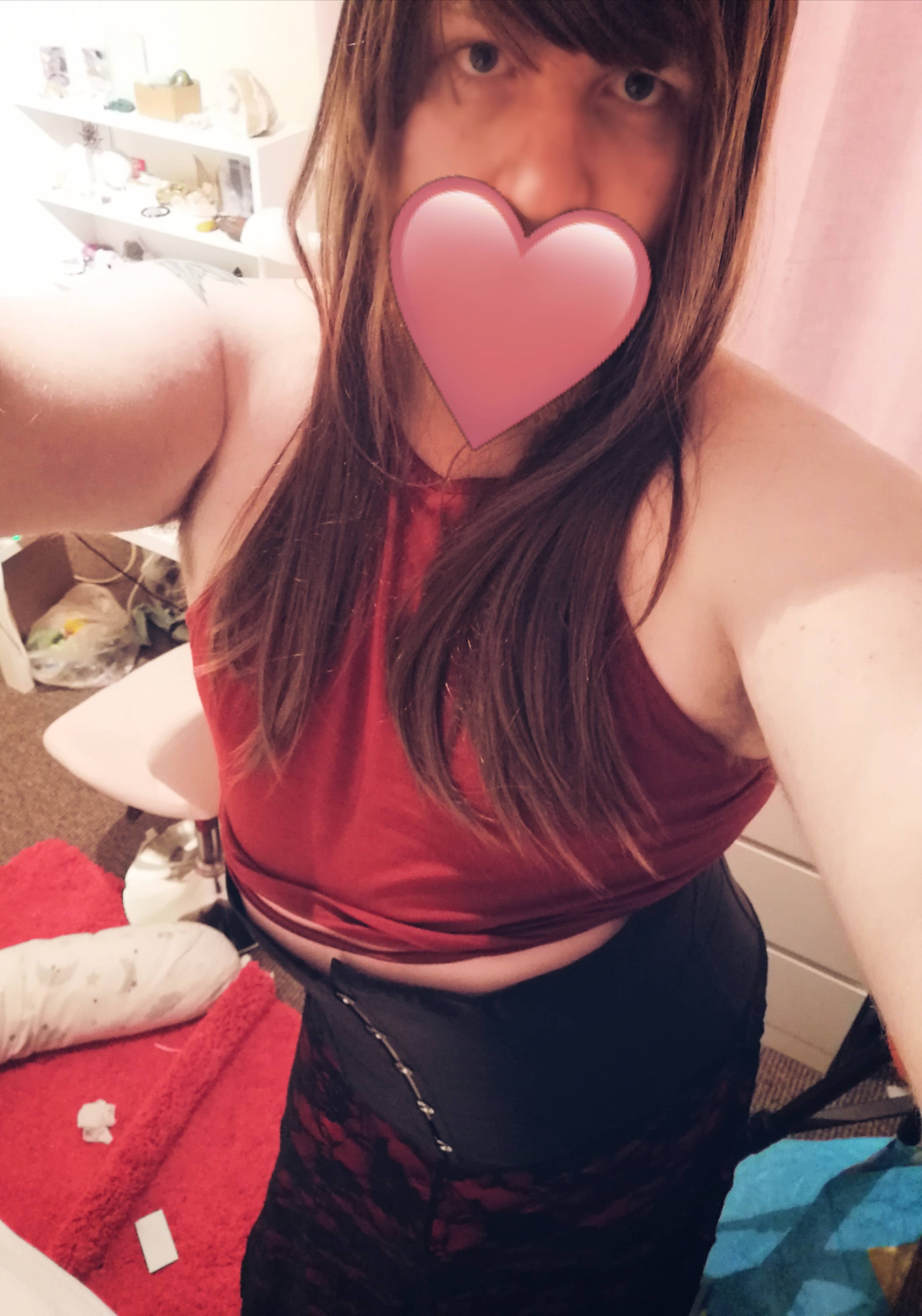 Hey! Excuse the messy floor ^^ | Scrolller