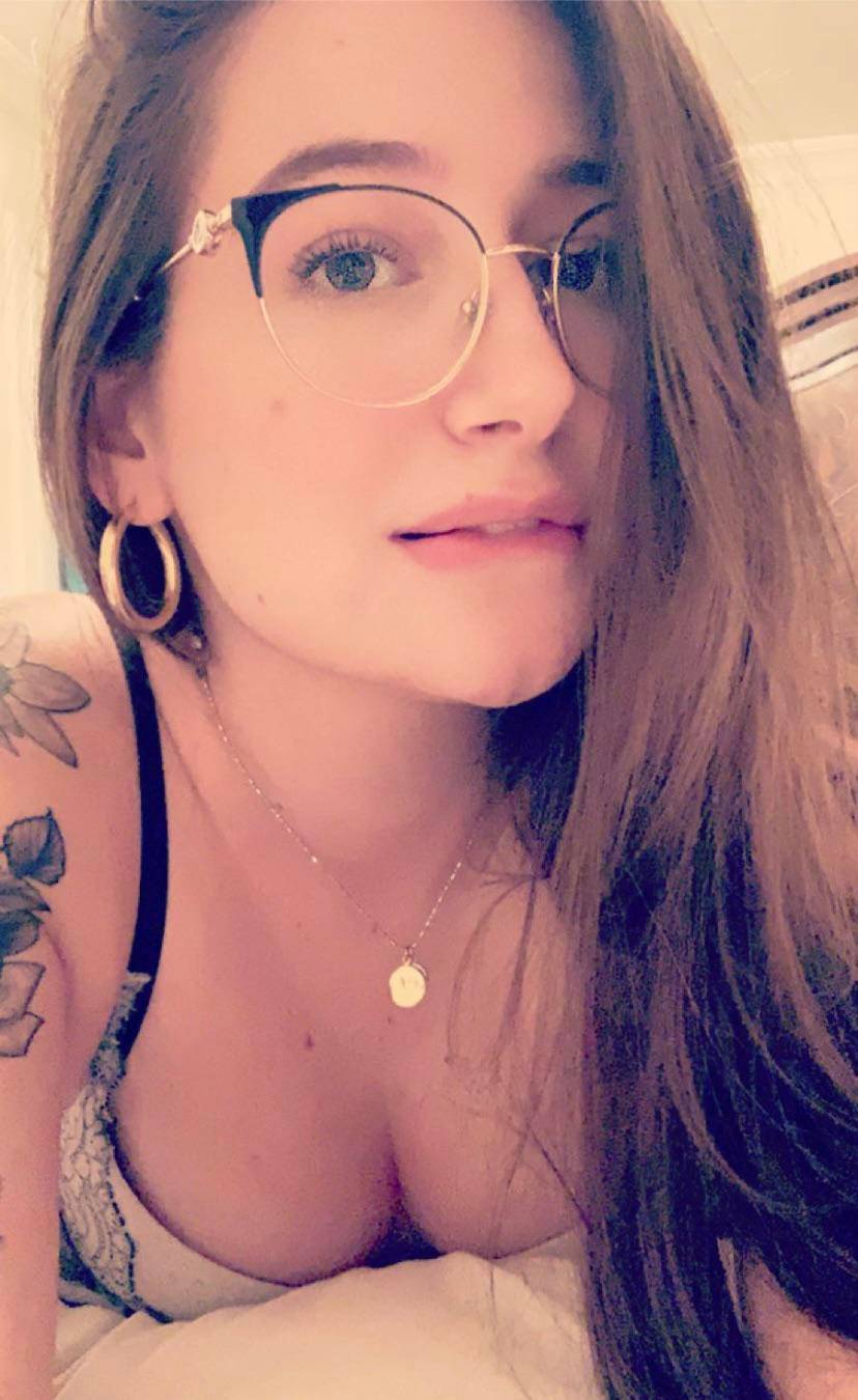 Hey you, I’m Mina | Scrolller