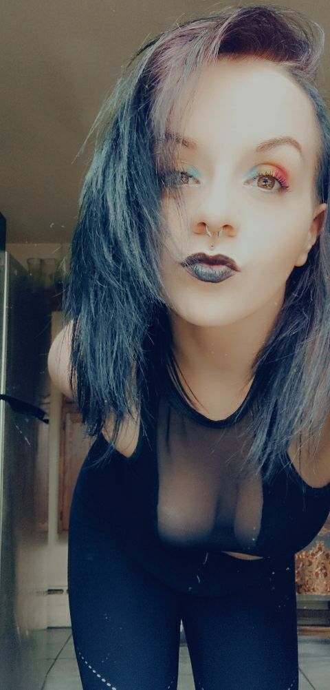 Hi boys 😘😈 | Scrolller