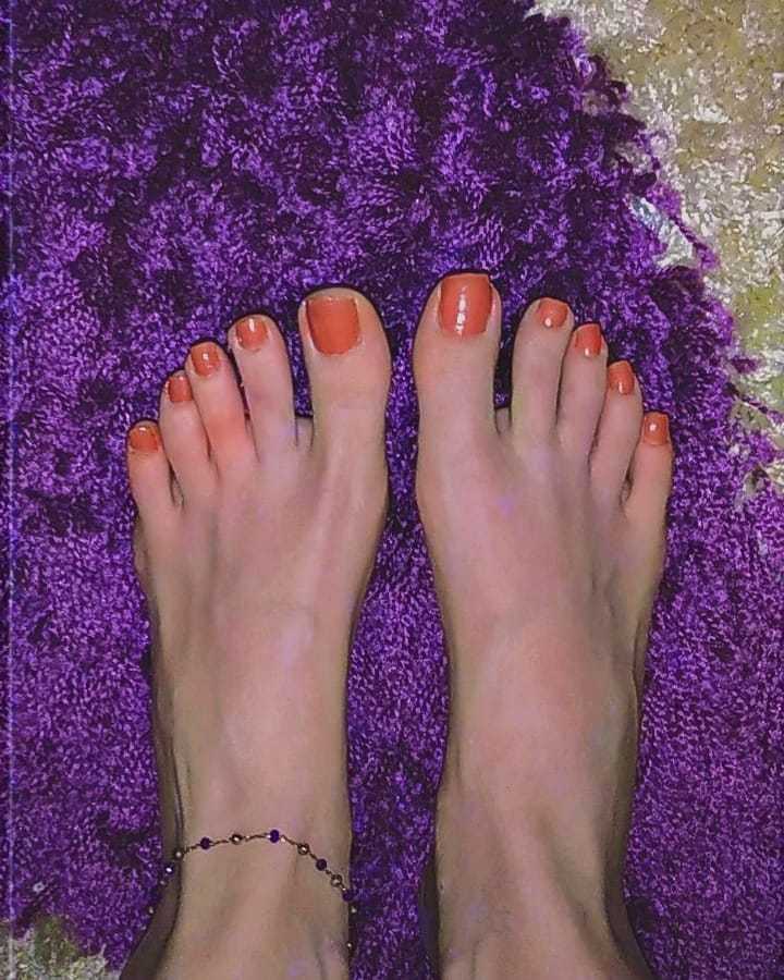 Hi From Me And My Cute Feet Scrolller