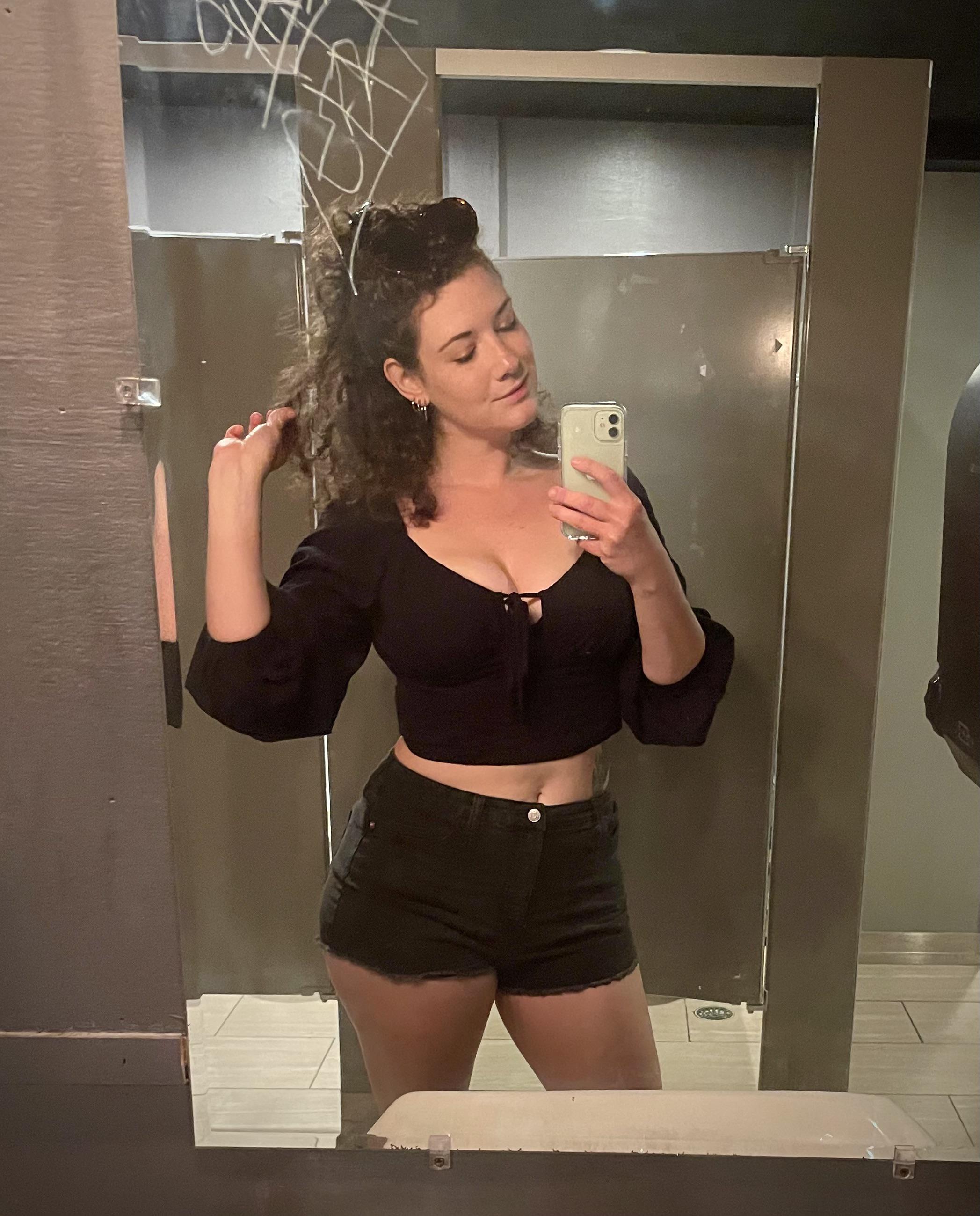 Hi from the bar | Scrolller