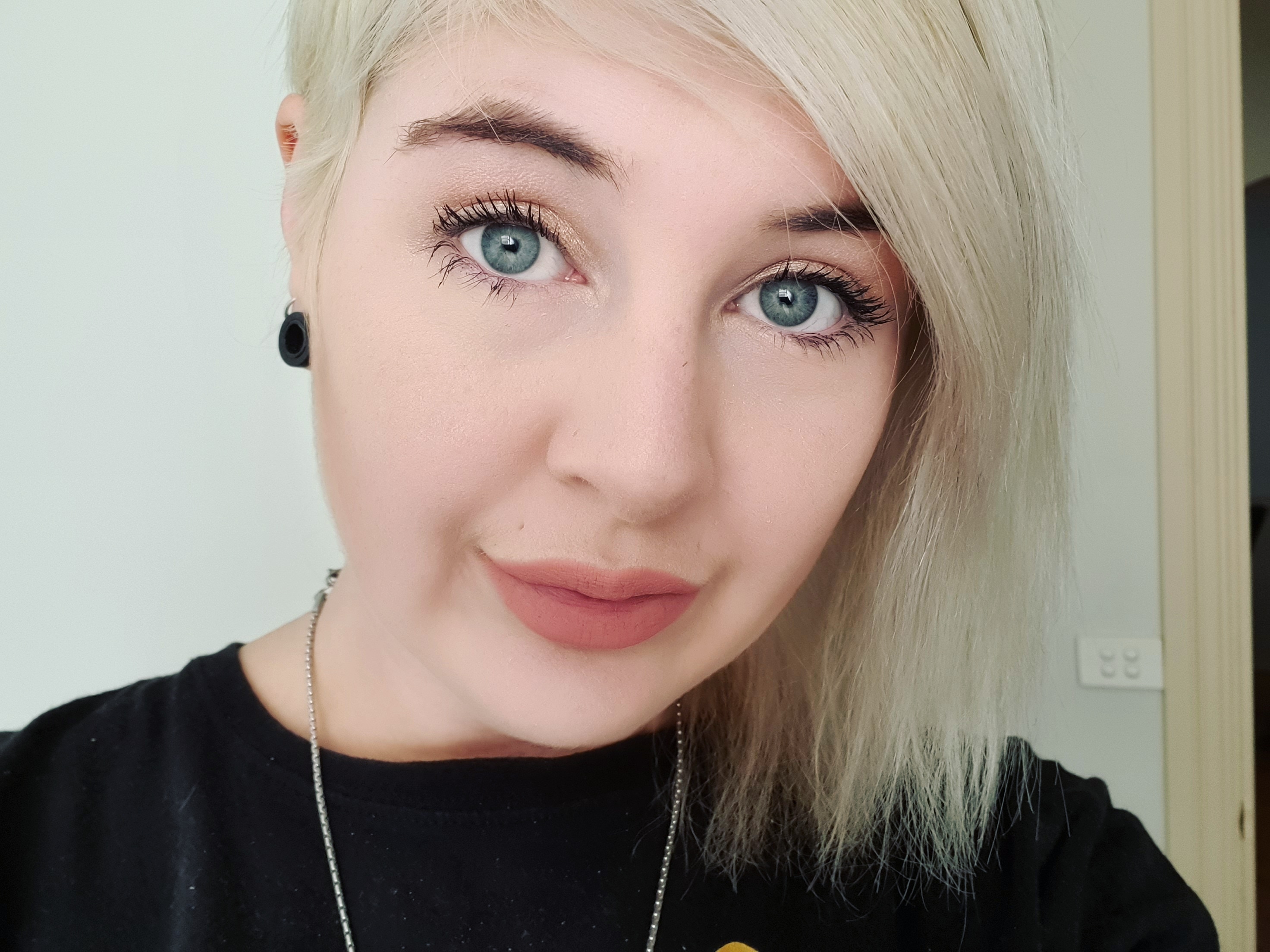 Hi 😊 made my eyes pop with a lil mascara. | Scrolller