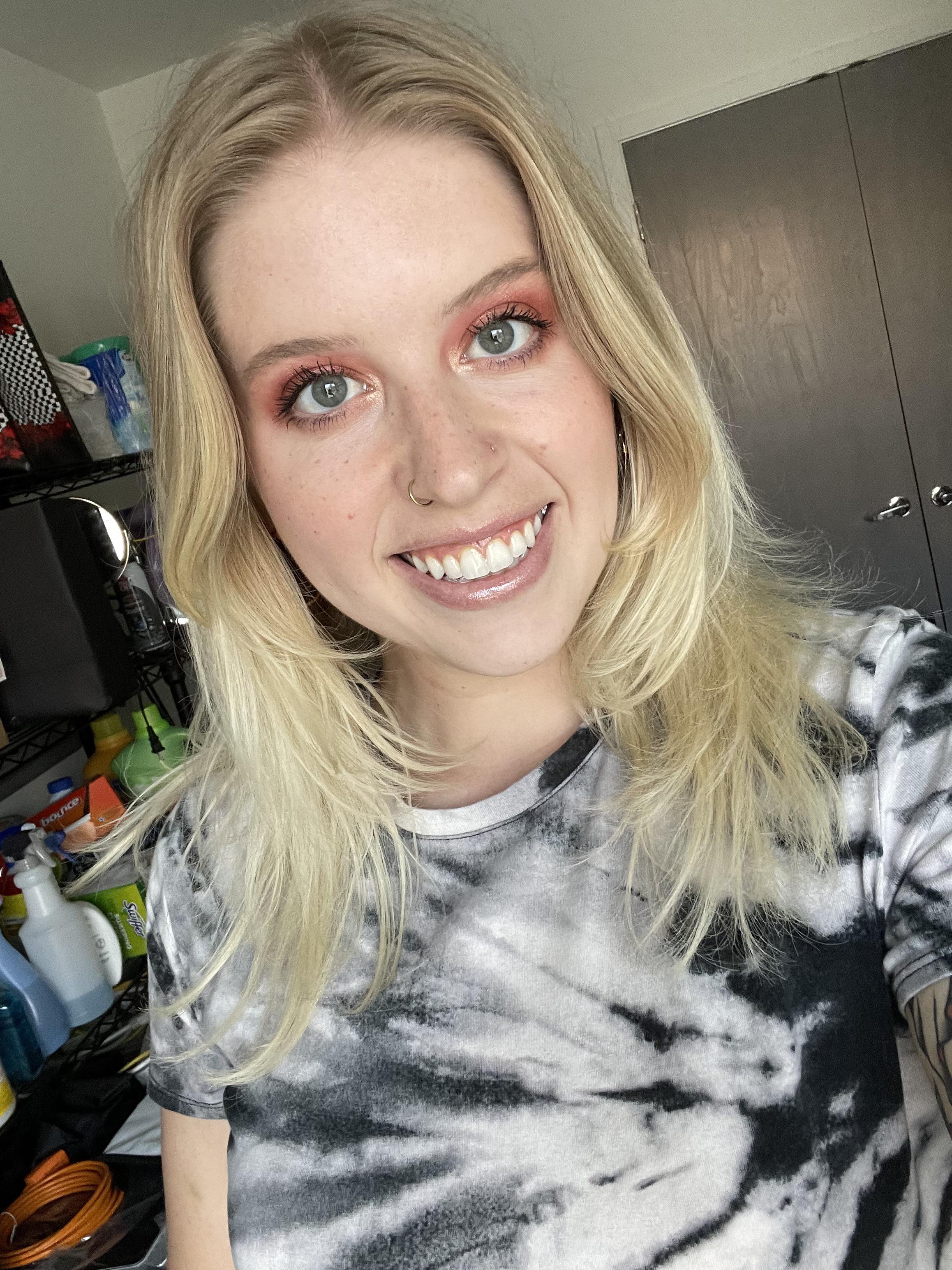 Hi 👋🏻 [Over 18] | Scrolller