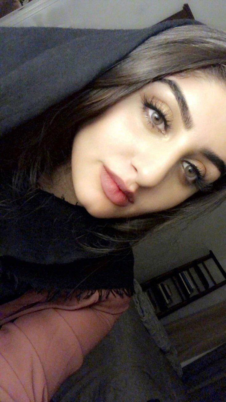Hijabi Eyes Scrolller
