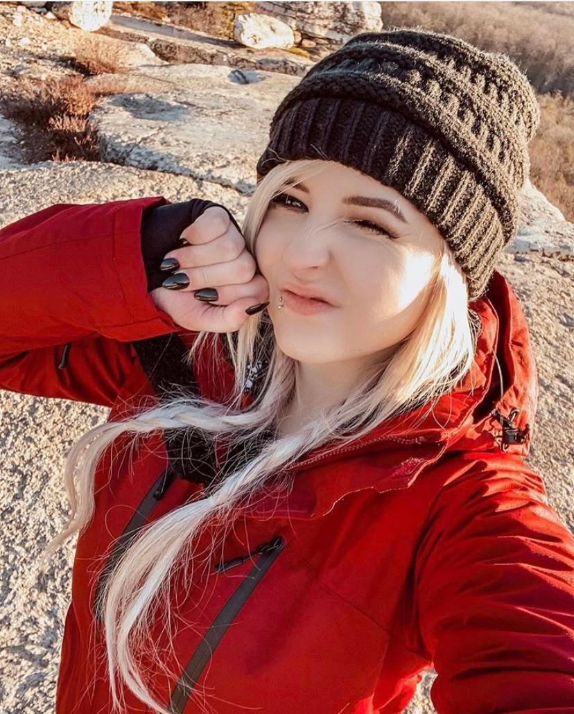 Hiker hottie | Scrolller