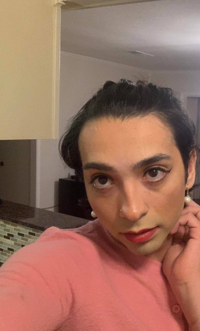 Hold my hand pls | Scrolller