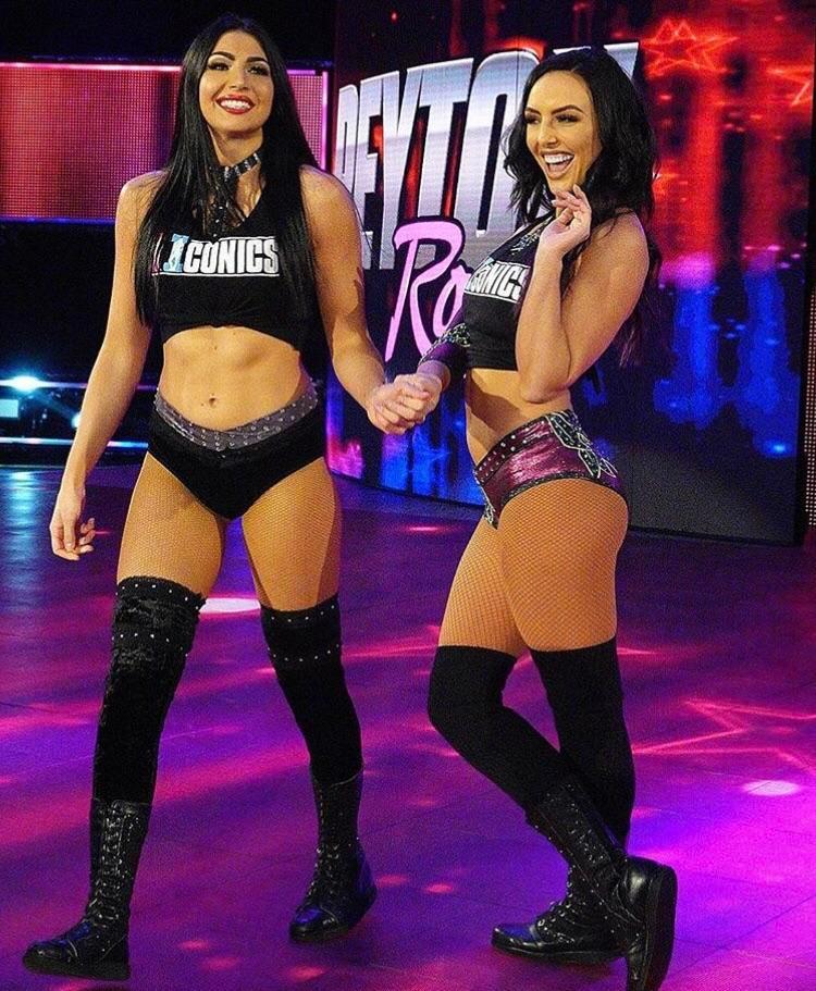 Holding hands | Scrolller