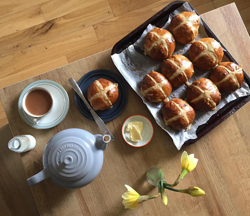 Homemade Earl Grey Hot Cross Buns | Scrolller