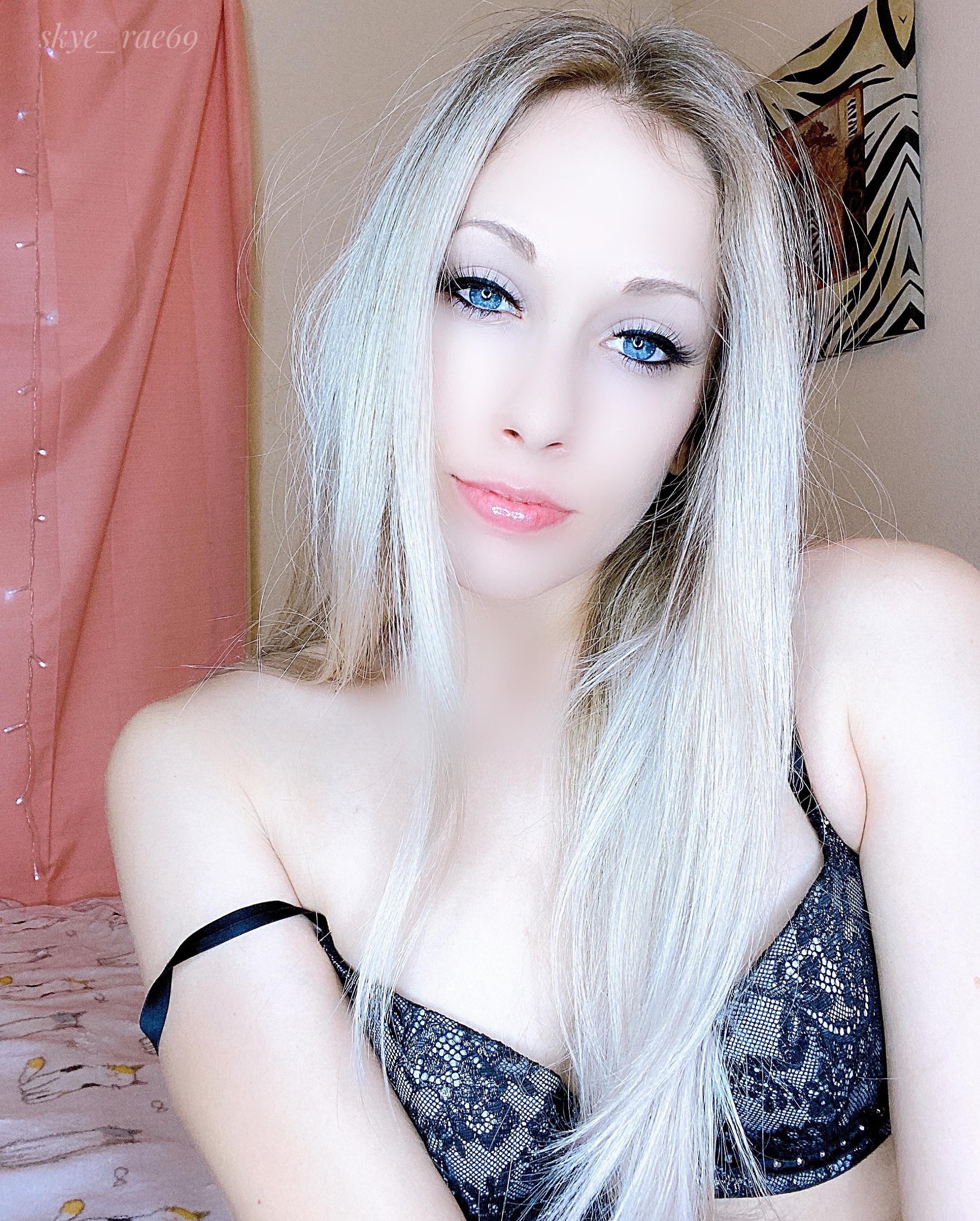 Help me with my bra strap please sir 😈 | Scrolller