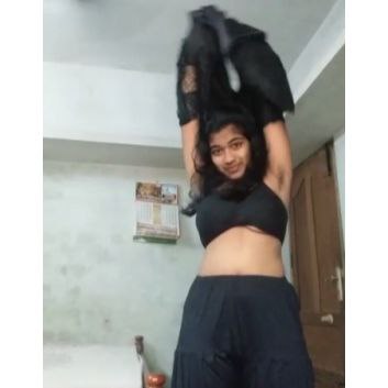 Hot BABE GIVING MATERIAL FOR BEST FRIEND 😁👅 .DAMN BOOS👅 | Scrolller