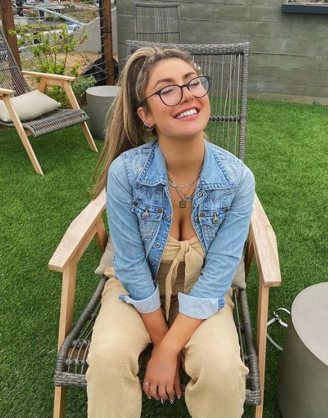 hot cleavage in the yard | Scrolller