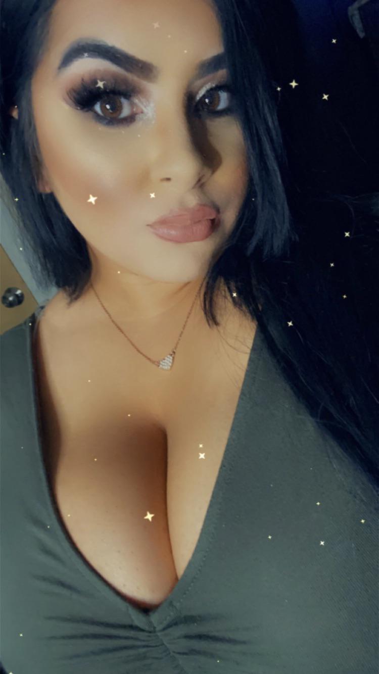 Hot Latina mom🥵😍 | Scrolller