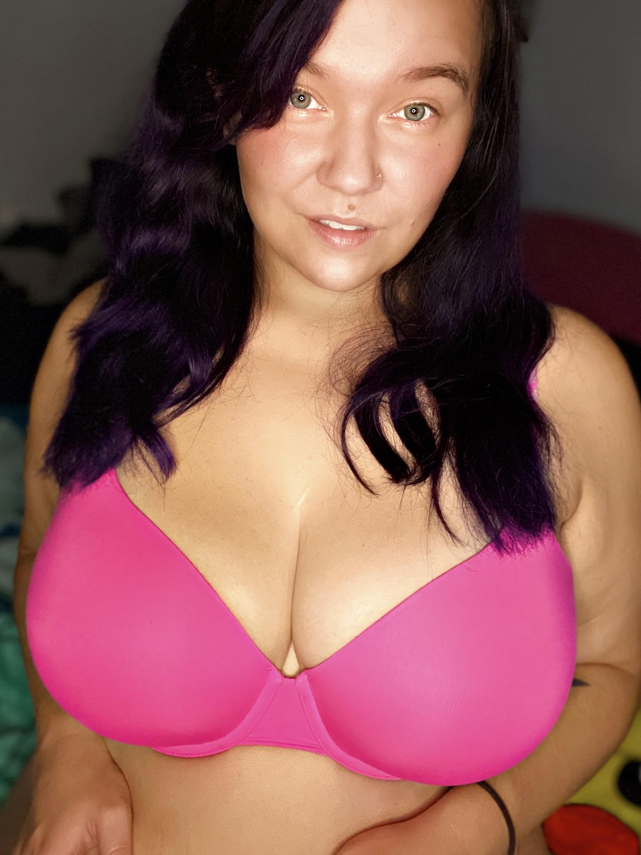Hot pink cleavage 😜💕 | Scrolller
