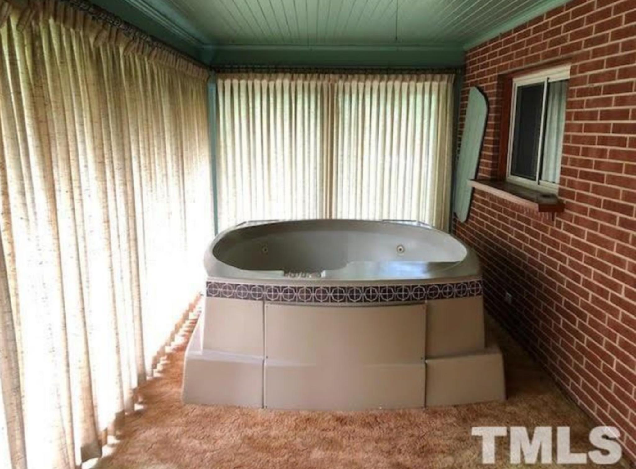 Hot tub? Check. Shag carpet? Check. Same room? Check. | Scrolller