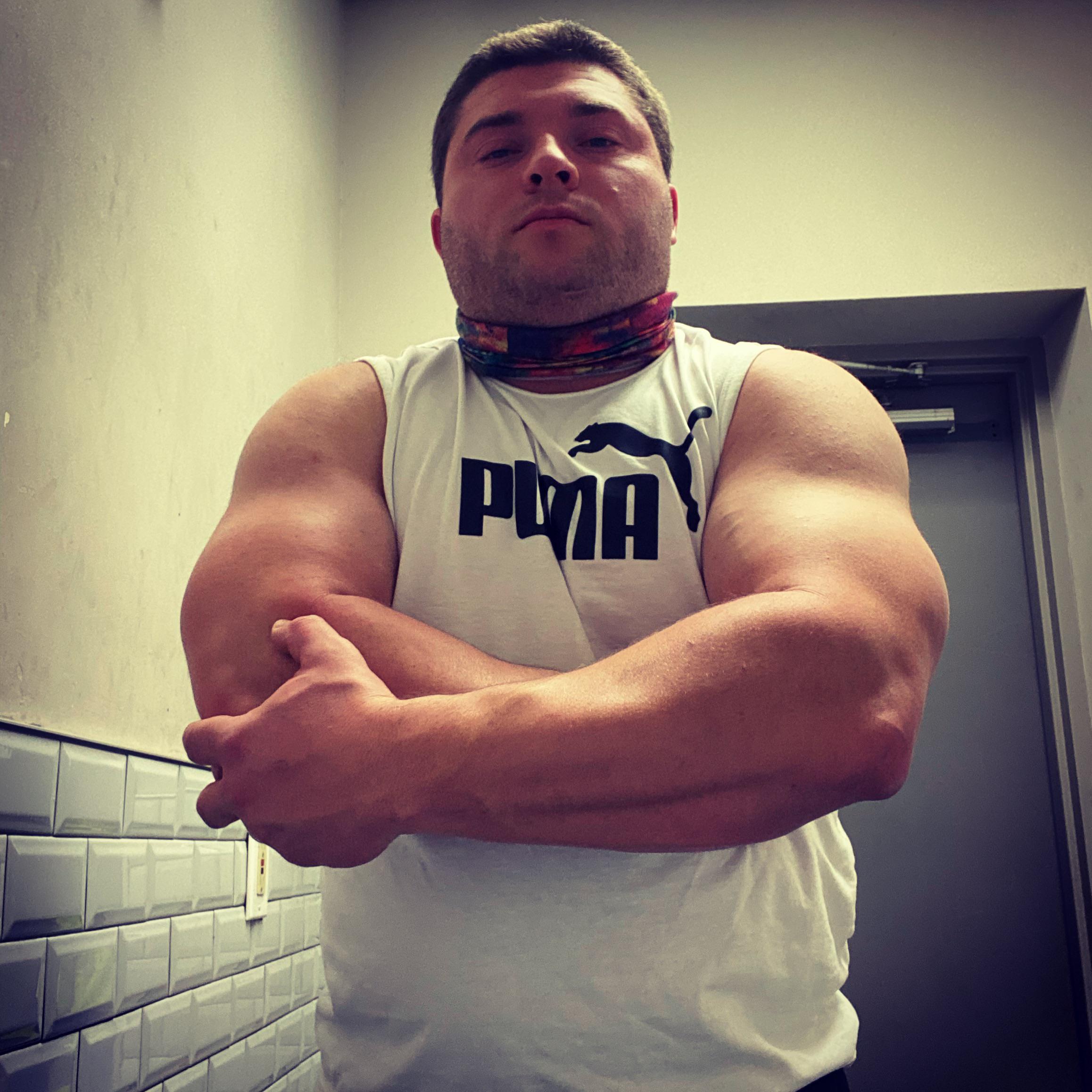 How big arm my arms? | Scrolller